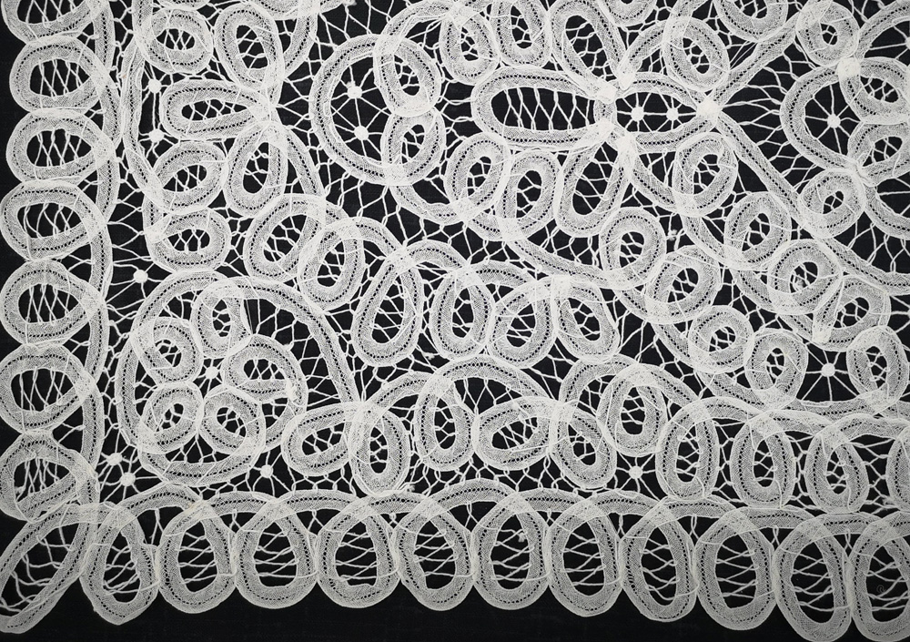 BL1833 18X33" White cotton batten lace tray cloths